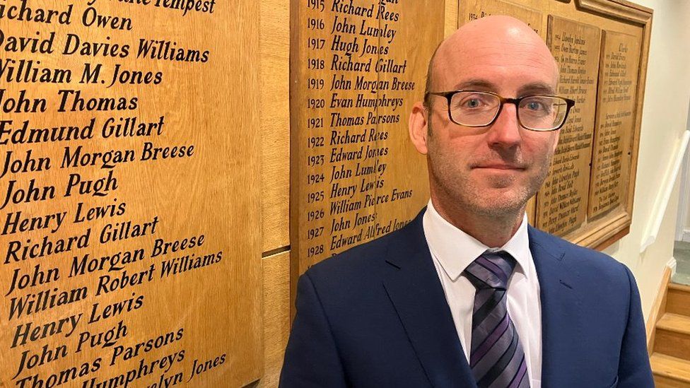 Addewid i drwsio cloc eiconig 'mor fuan â phosib' - BBC Cymru Fyw