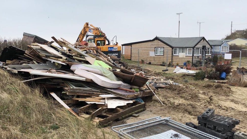 Couple told insurers will not pay out over Hemsby home - BBC News