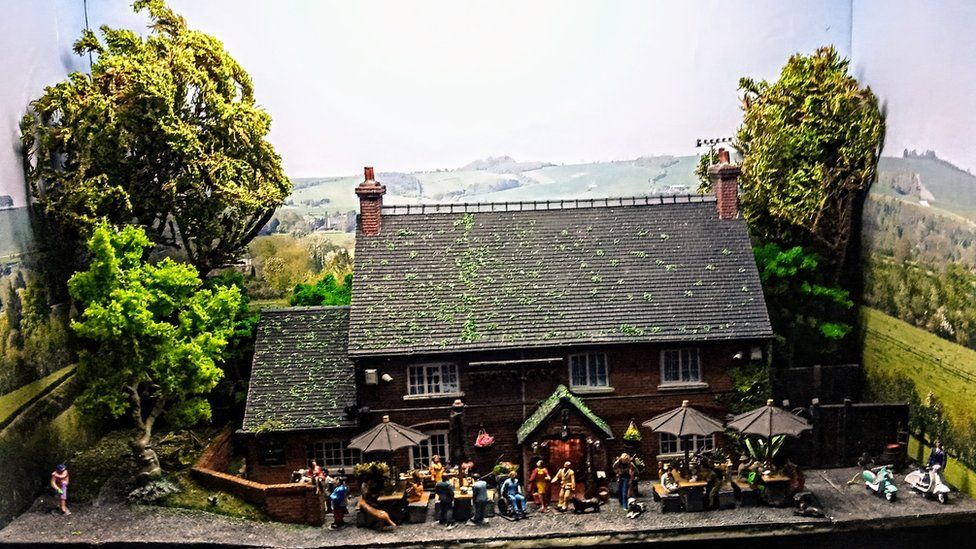 Man makes model of Strelley pub in memory of late wife - BBC News