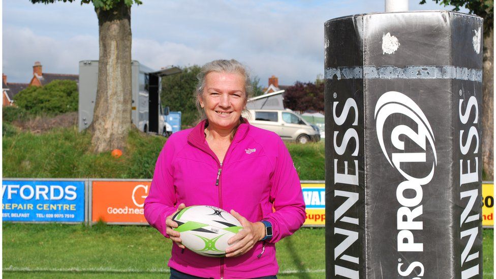 Ex-England rugby captain Gill Burns camps in bar - BBC News