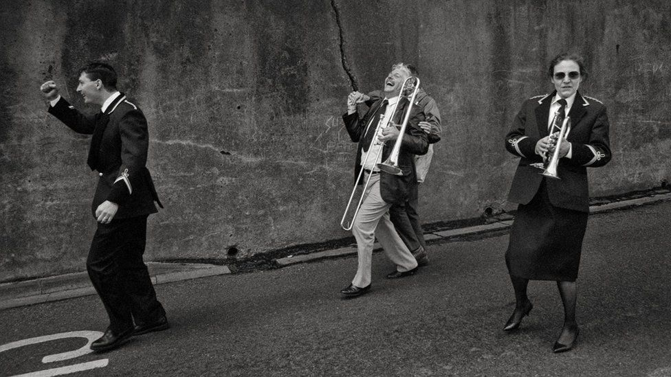 Mik Critchlow: Tributes to acclaimed documentary photographer - BBC News