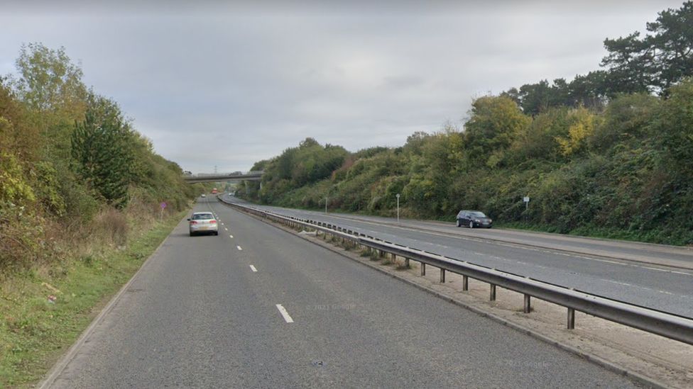Pedestrian dies in collision with lorry on A4 near Bath - BBC News