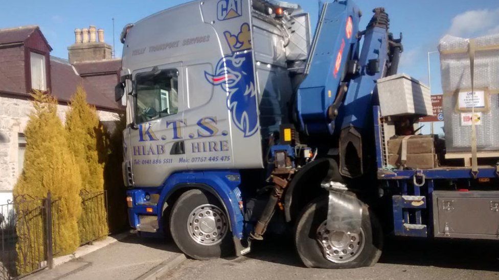 Vehicle crashes into side of house on A90 near Portlethen - BBC News