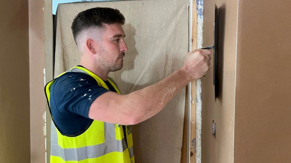 Volunteers adapt home for 10-year-old amputee Luke Mortimer - BBC News