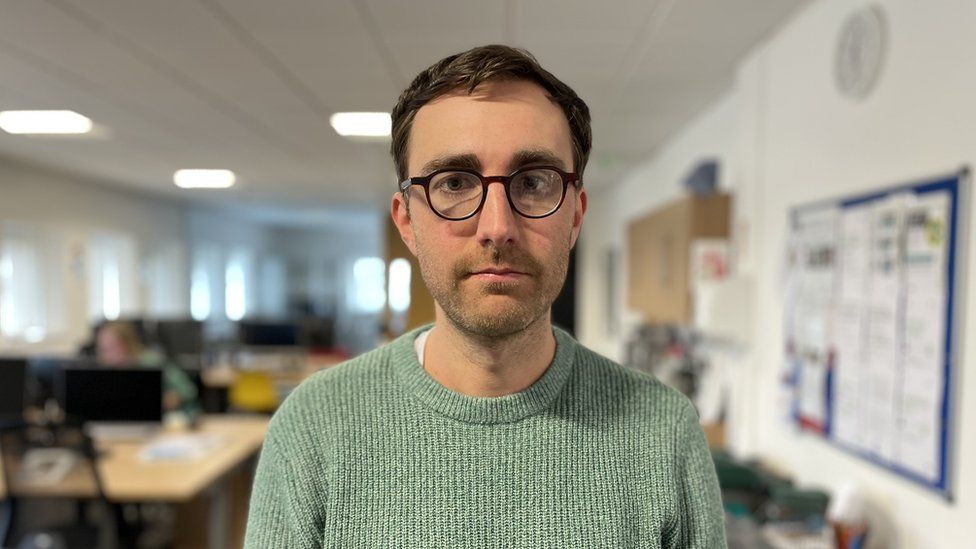 Cyflyrau niwroamrywiol: Galw am well gwasanaethau - BBC Cymru Fyw