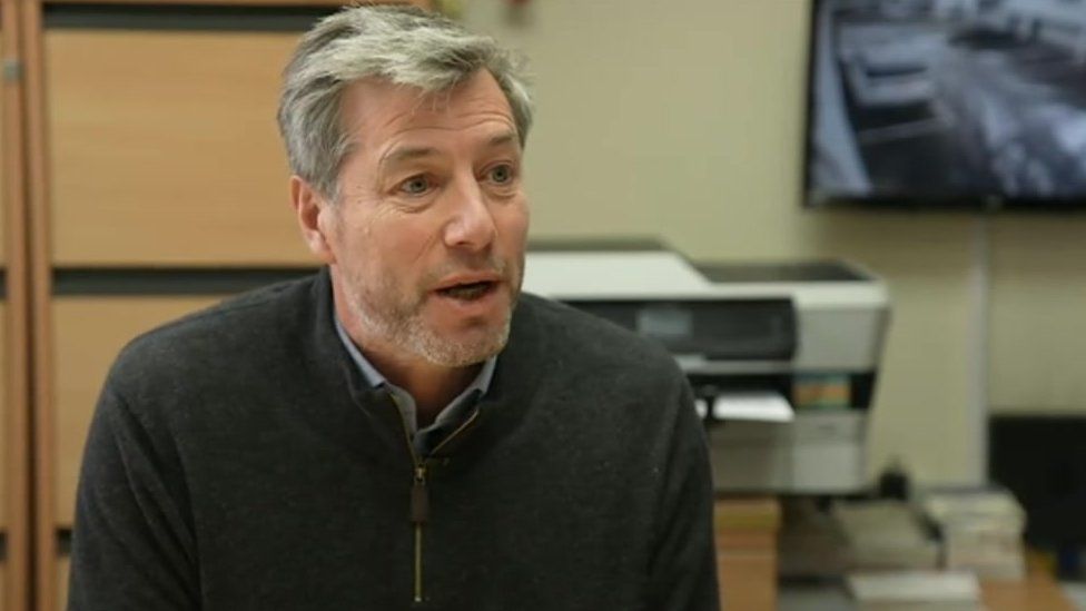 Medway taxi firm struggles with surge in demand - BBC News