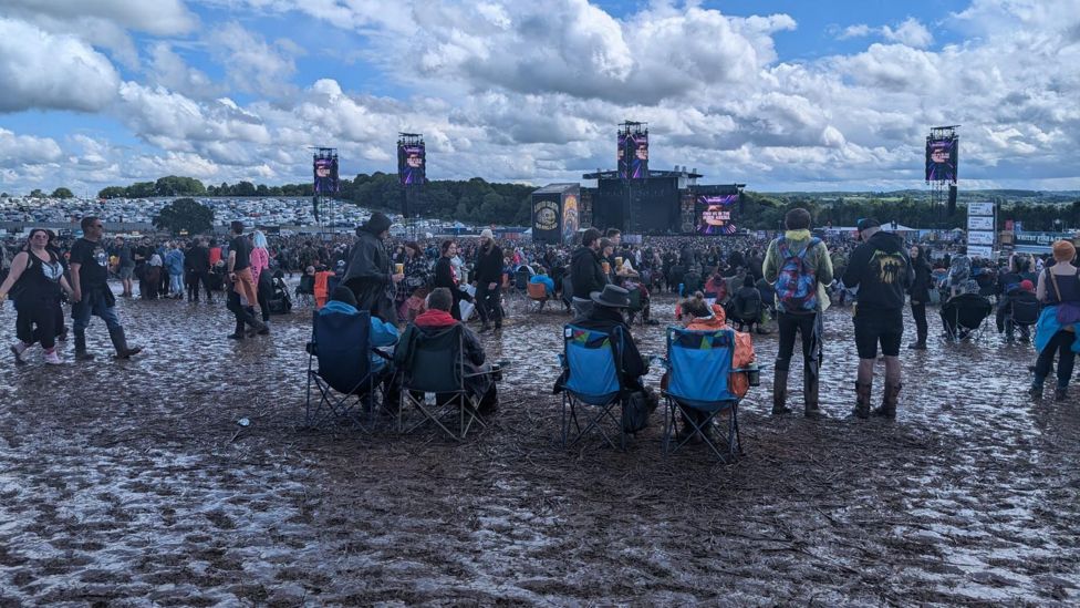 Food stalls shut at Download Festival as fans become unwell - BBC News