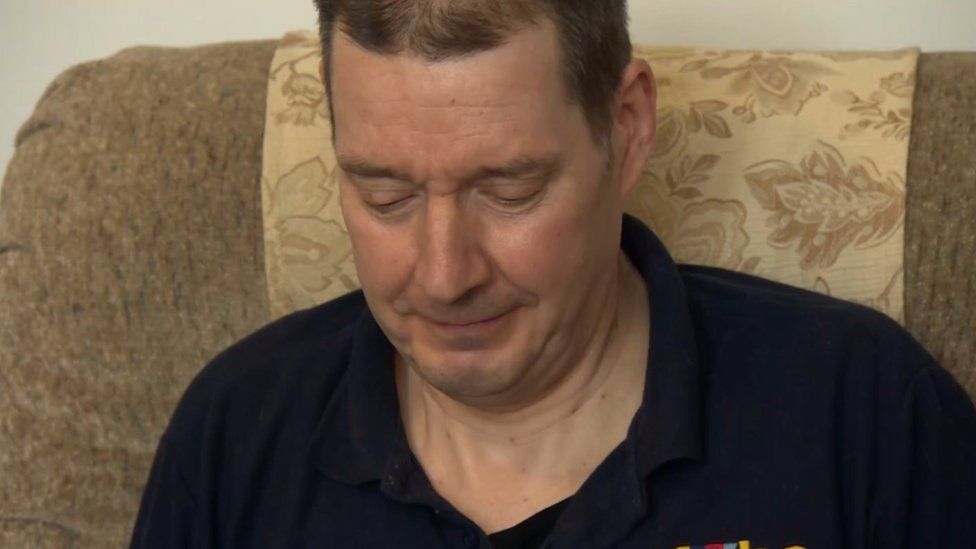 Home move for Hull veteran who slept in chair for years - BBC News