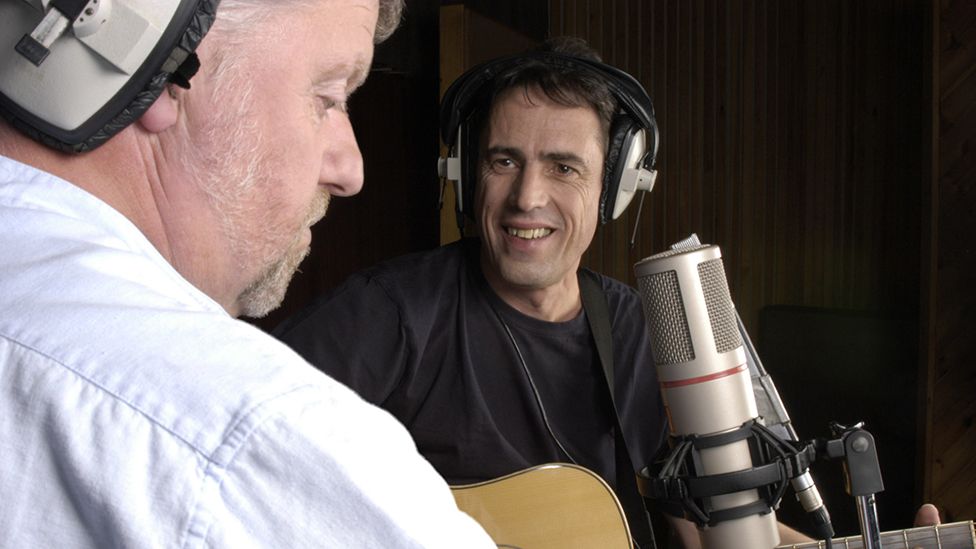 John ac Alun: Cofio cyfnod 'boncyrs' wedi'r albwm cyntaf - BBC Cymru Fyw