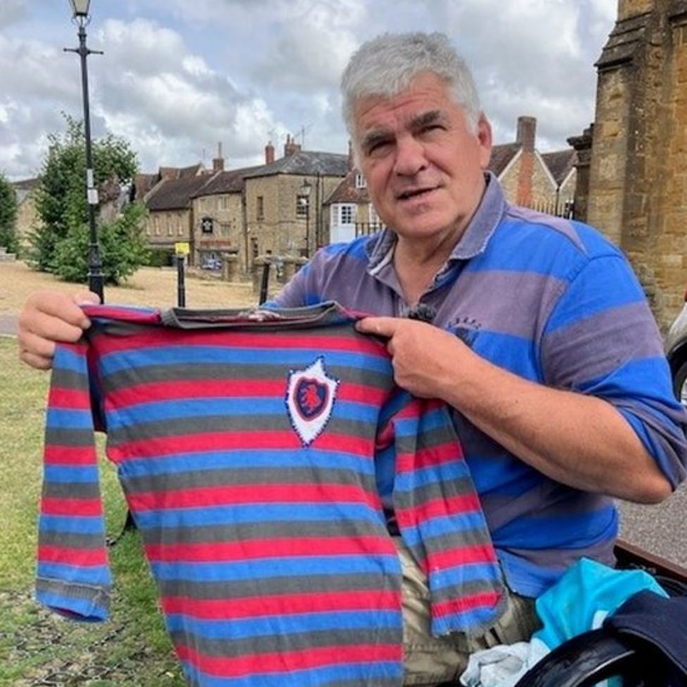 'Thousands' abused by former headmaster Robin Lindsay - BBC News