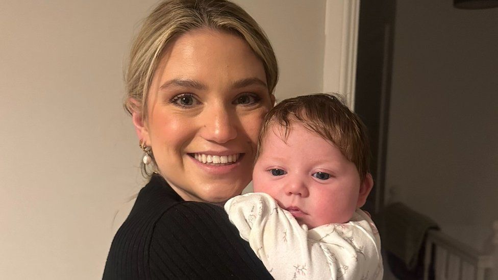 Tanwen Cray: Chwalu'r tabŵ am fod yn fam ifanc - BBC Cymru Fyw