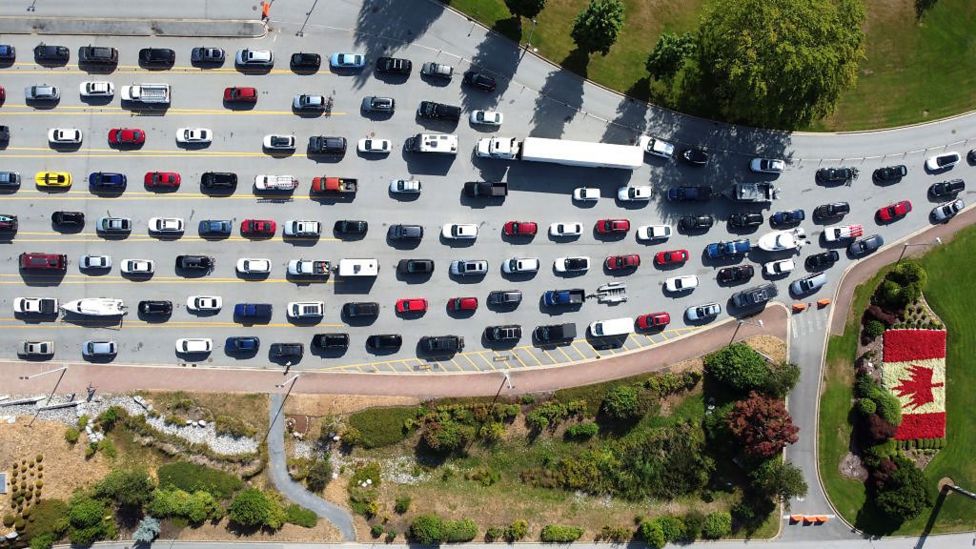 US-Canada border: After 19 months, families to reunite - BBC News