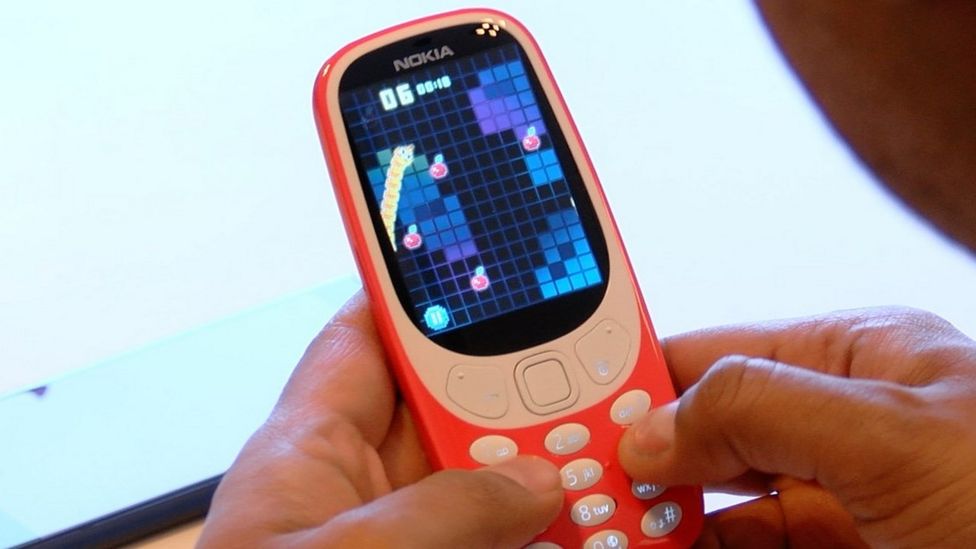 Nokia 3310 mobile phone resurrected at MWC 2017 - BBC News