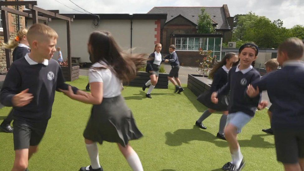 Caerffili: 'Hwb i'r iaith' wrth i ŵyl Ffiliffest ddychwelyd - BBC Cymru Fyw