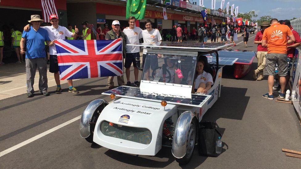 UK school crosses Australia in solar car challenge - BBC News