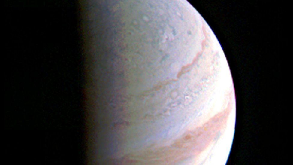 Juno probe: First pictures of Jupiter's North Pole - BBC Newsround