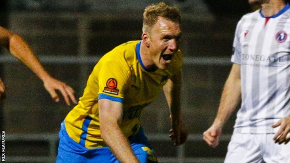 Mark Ellis: Torquay United want to extend Barrow defender's loan - BBC ...