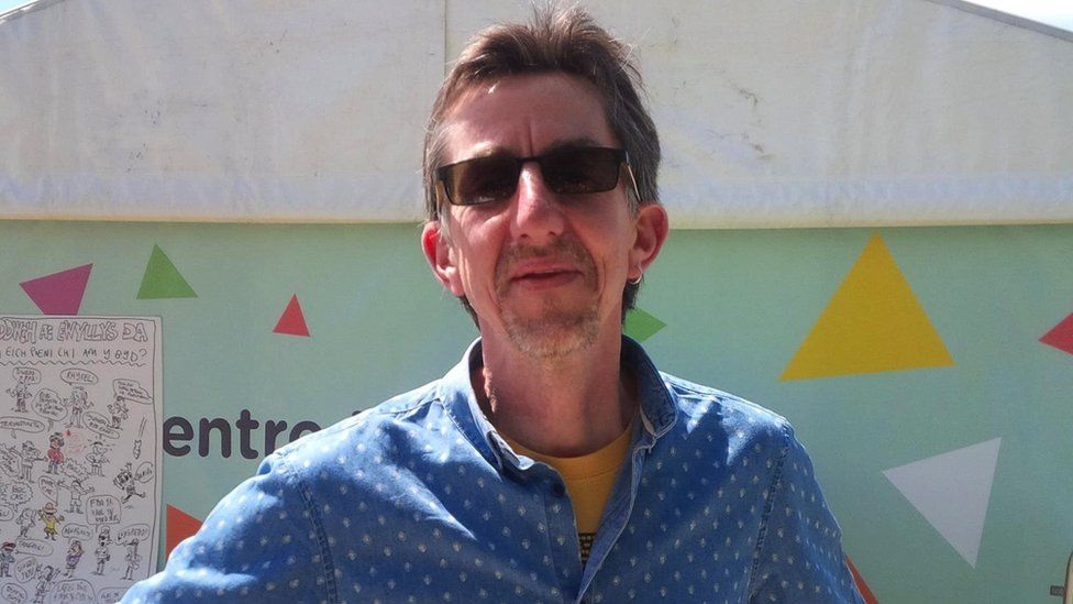 Pum munud gyda Gwyn Siôn Ifan - BBC Cymru Fyw