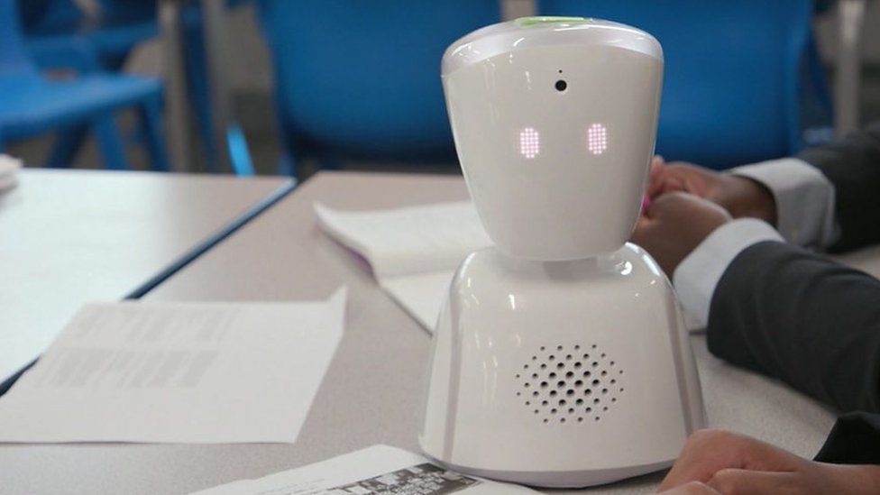 Scientists create living human skin for robots - BBC Newsround