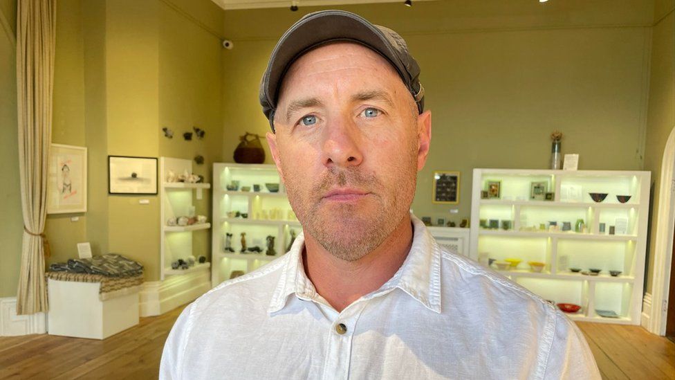 Cyflwyno Coron a Chadair Prifwyl Llŷn ac Eifionydd - BBC Cymru Fyw