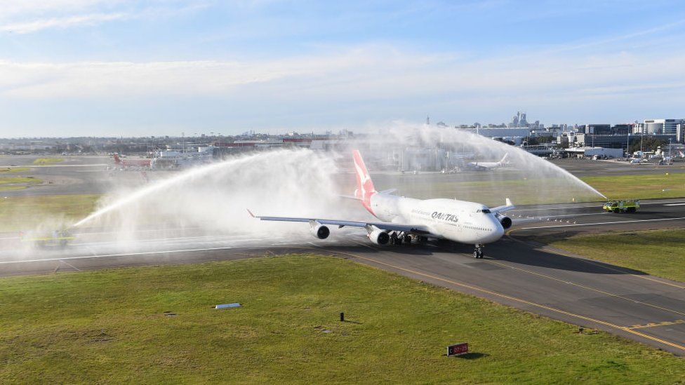Last Qantas 747 jet says goodbye with 'flying kangaroo' in sky - BBC News
