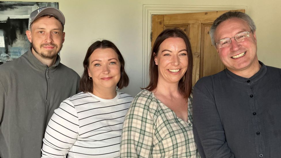 Siblings honour late mother by taking part in Flora Day - BBC News