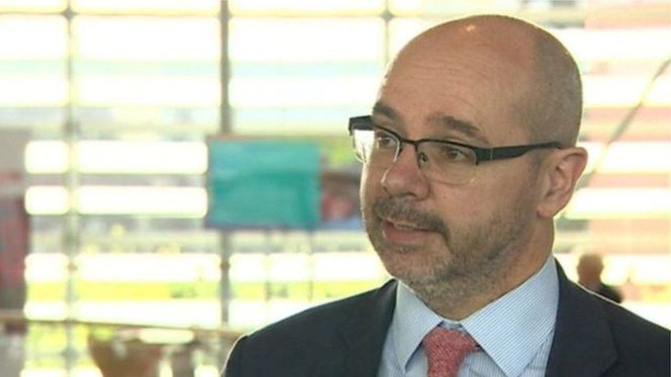 Simon Thomas yn pledio'n euog i greu delweddau anweddus - BBC Cymru Fyw