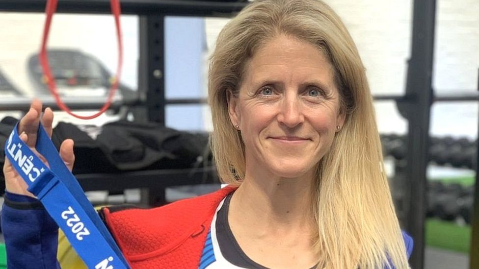 Runner loses wedding ring during a 100k Jurassic Coast race - BBC News