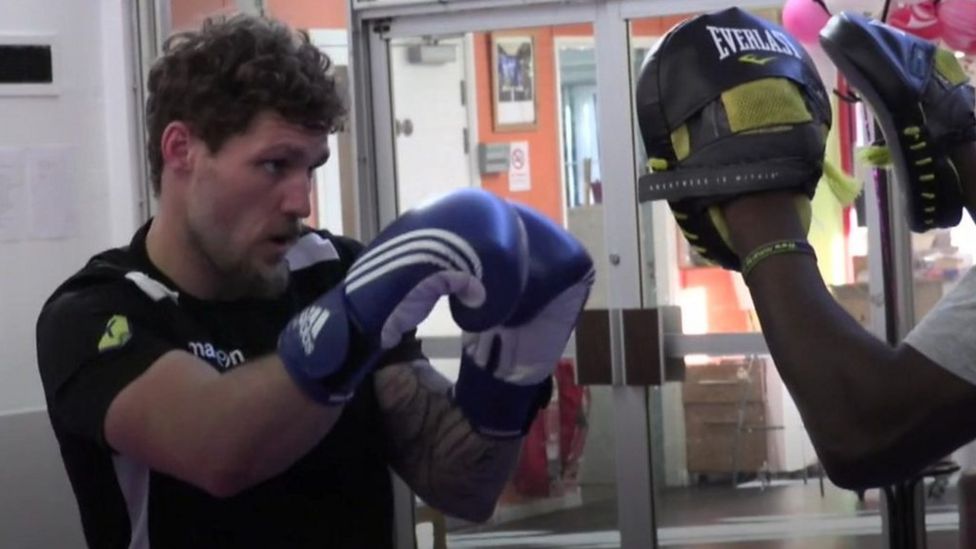 Ex-MMA fighter Katy Collins dies age 32 - BBC News