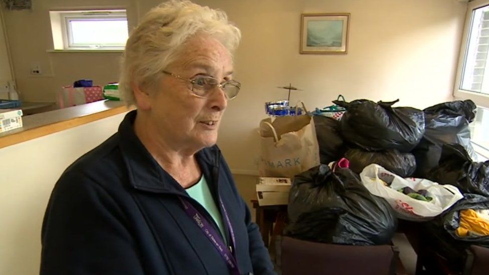 Mother dies following Stoke-on-Trent flat fire - BBC News