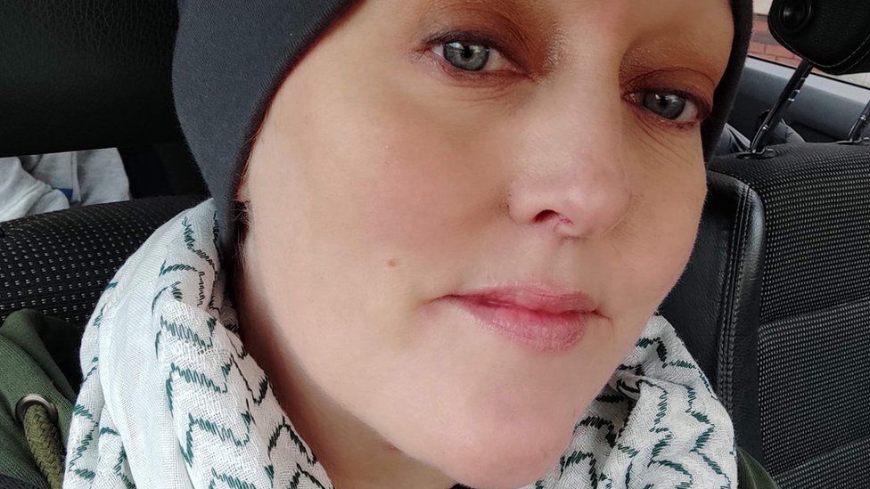 Thousands more cancer cases linked to deprivation - BBC News