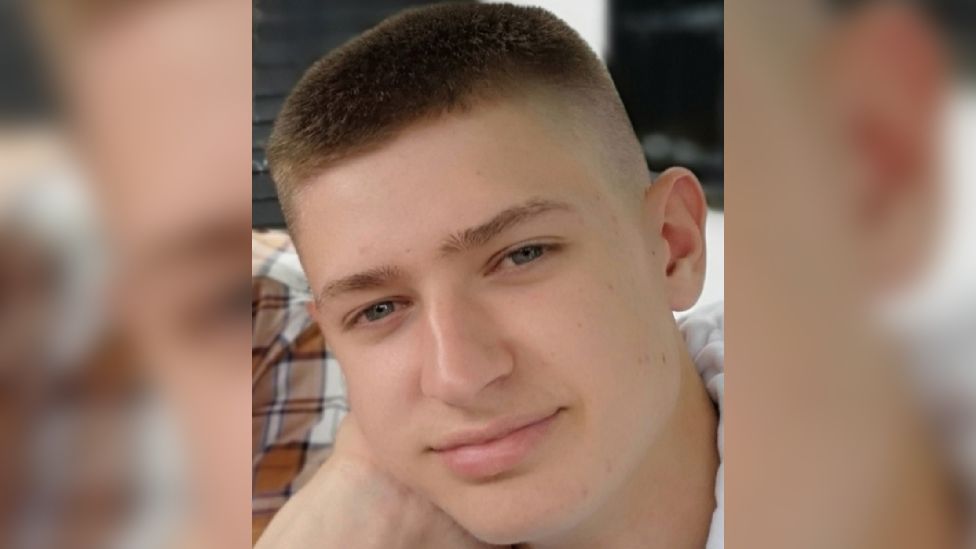 Swansea: Tribute paid to motorcyclist, 19, killed in crash - BBC News