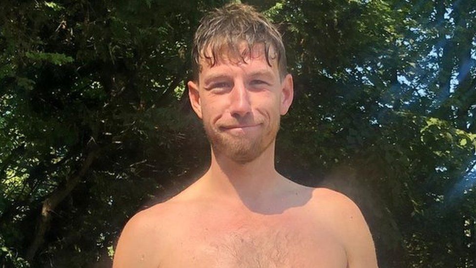 Coronavirus: 'This lido would usually be packed' - BBC News