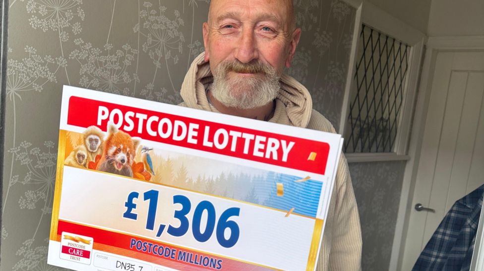 Cleethorpes residents celebrate £3.2m Postcode Lottery win - BBC News