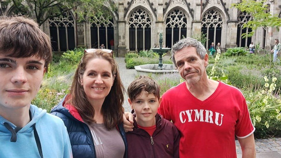 'Angen cefnogi cymdeithasau Cymraeg tramor' - BBC Cymru Fyw