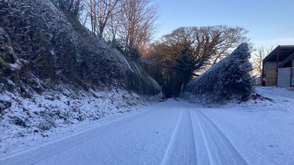 Cau ysgolion a ffyrdd ar ôl rhew ac eira - BBC Cymru Fyw