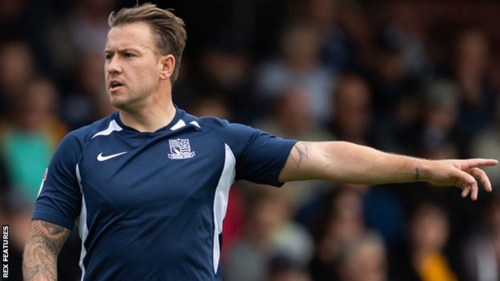 Simon Cox: Southend United striker leaves club by mutual consent - BBC ...
