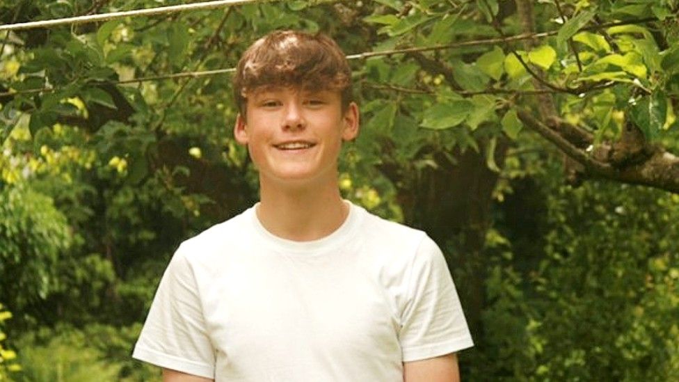 Welsh Youth Parliament election candidates bid for votes - BBC News