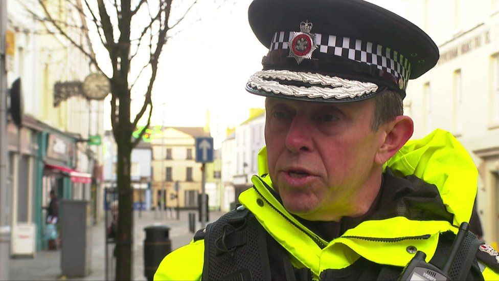 Camau gorfodi'r terfyn 20mya i ddechrau wythnos yma - BBC Cymru Fyw