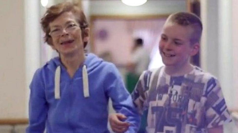 How to spot dementia in a loved one - BBC News