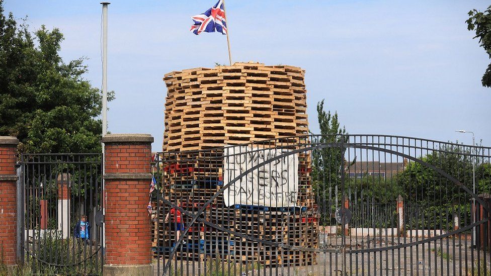 The Twelfth: Why are bonfires lit in Northern Ireland? - BBC News