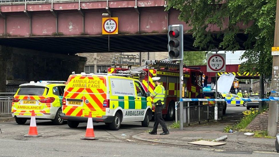 Ten in hospital after bus roof cut off in Glasgow bridge crash - BBC News