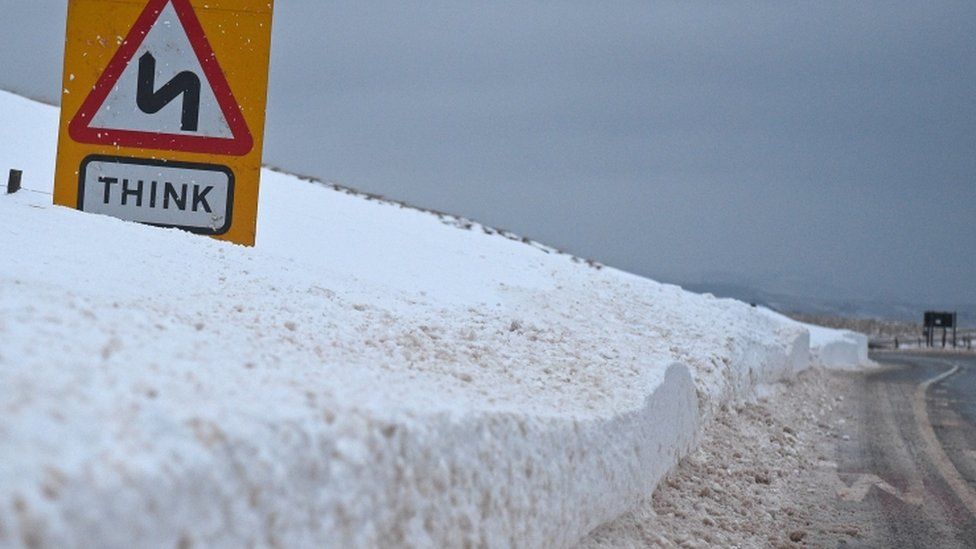 UK snow: M62 motorway reopens after closure - BBC News