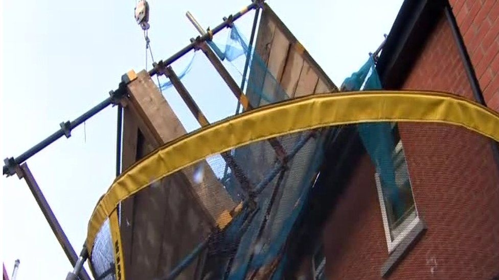 Shankill woman tells of 'terrifying' scaffolding fall on house - BBC News