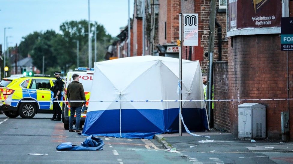 Moss Side stabbing: Gang jailed for killing teenager - BBC News