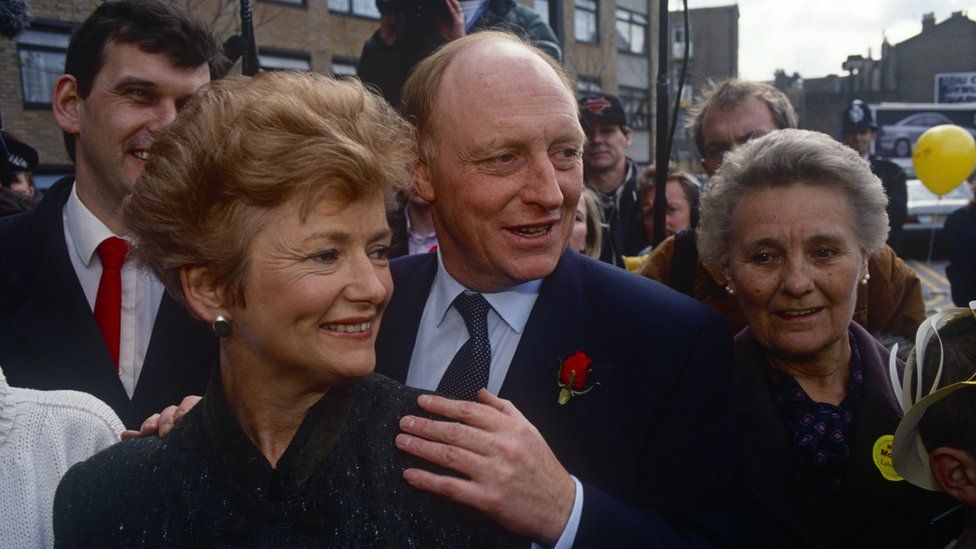 Y nodyn yn aros ar ddesg Downing Street i Neil Kinnock - BBC Cymru Fyw