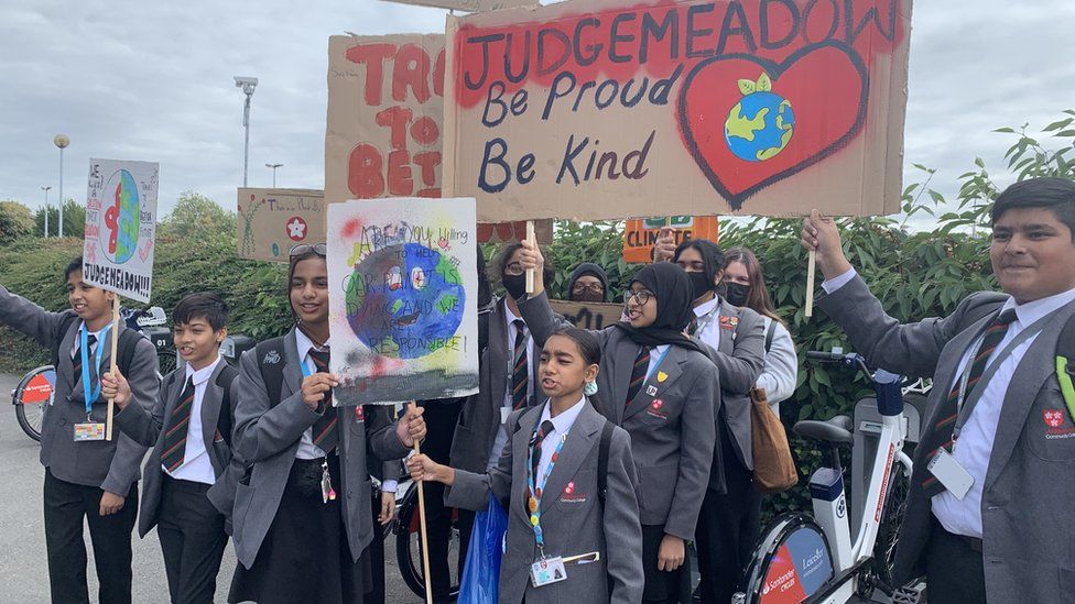 Leicester schoolchildren join climate change protest - BBC News