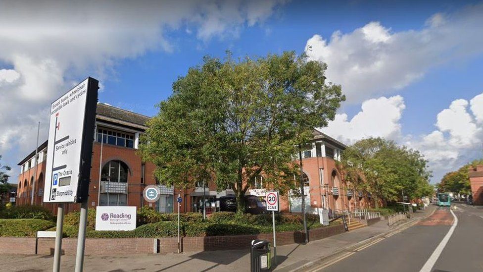 Man's body discovered outside Reading council offices - BBC News