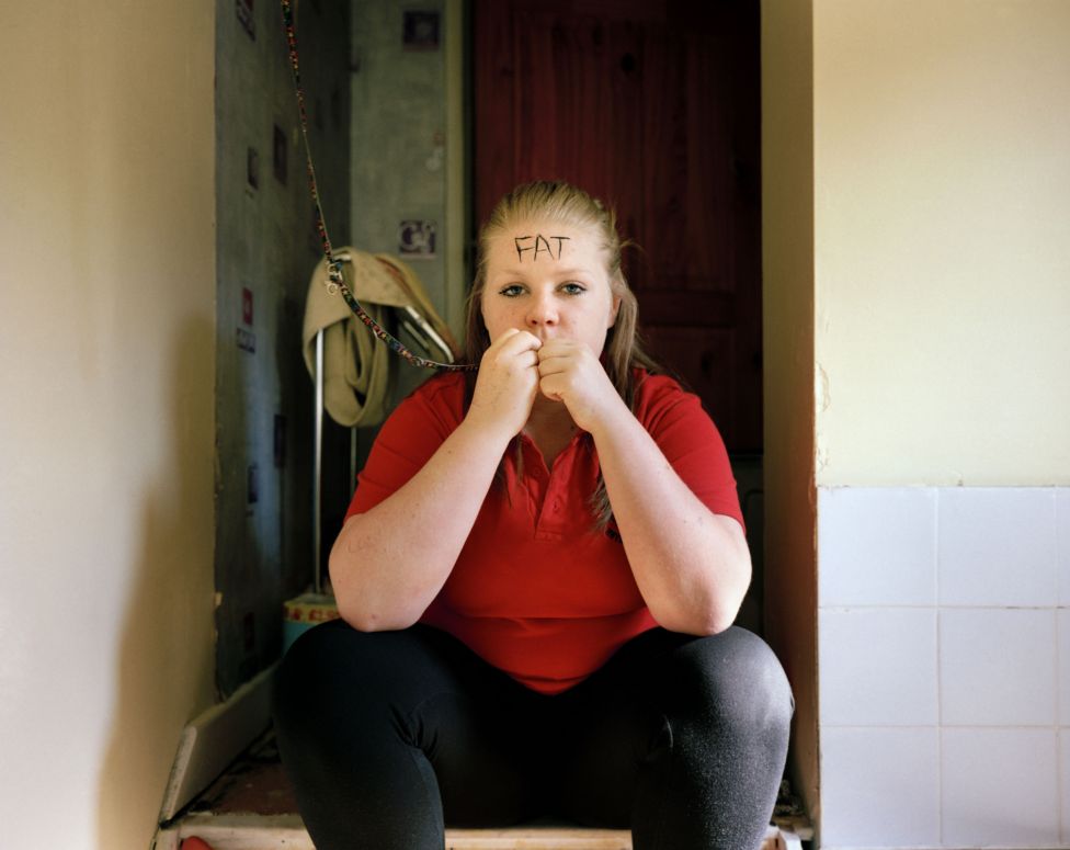 Obesity and bullying: Teenagers' lives captured by photographer - BBC News