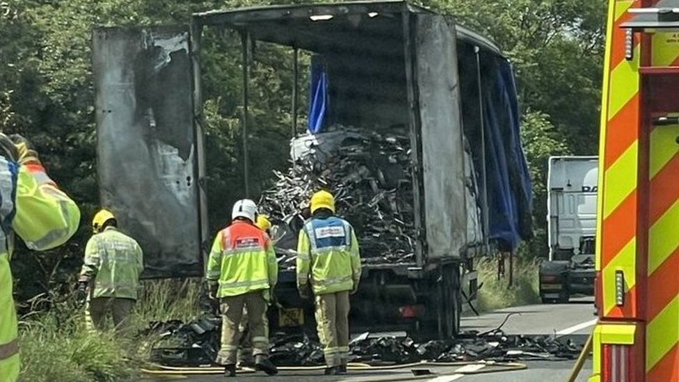 Staffordshire M6: Battery fire in lorry causes delays - BBC News